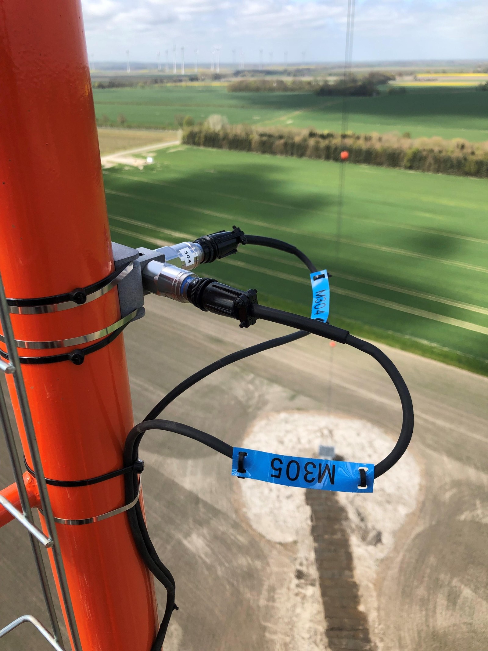 Acceleration sensors for wind measuring mast at the DLR research ...