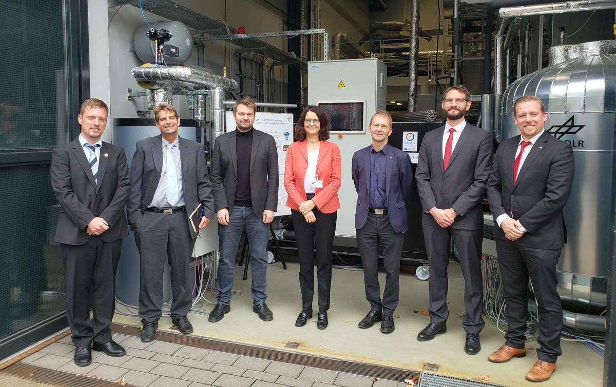DLR – Botschafterin Beinhoff besucht das DLR Stuttgart
