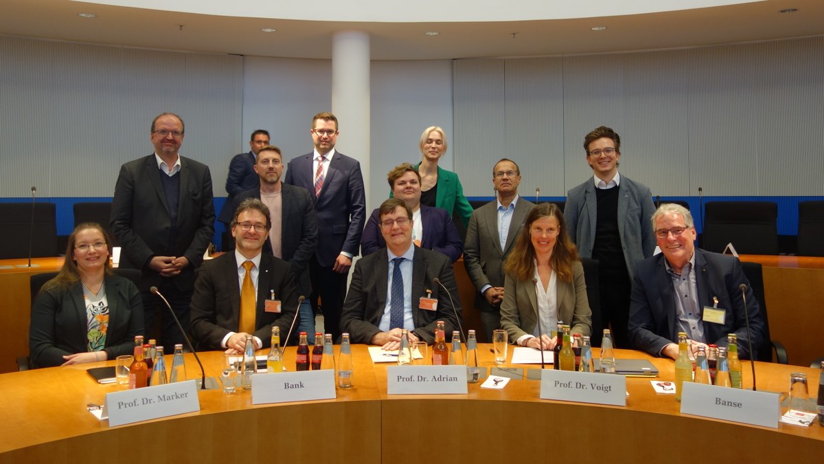 DLR-Expertin Prof. Christiane Voigt in öffentlicher Anhörung des ...