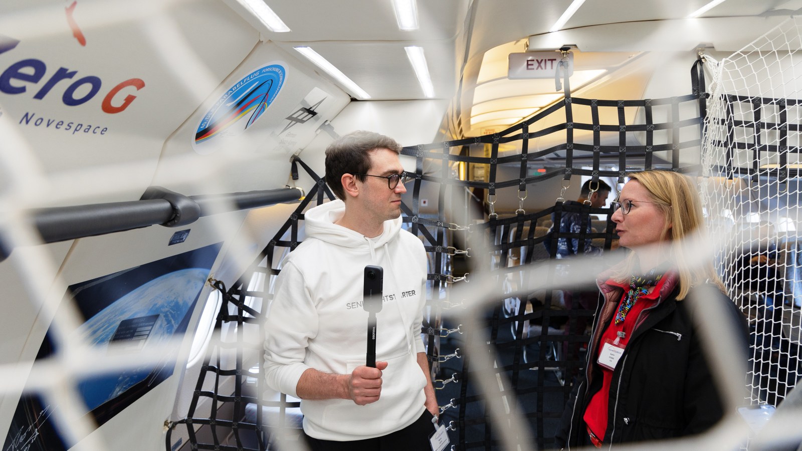 „Senkrechtstarter“ Moritz Vieth mit Dr. Katrin Stang, Parabelflug-Programmleiterin bei der ...