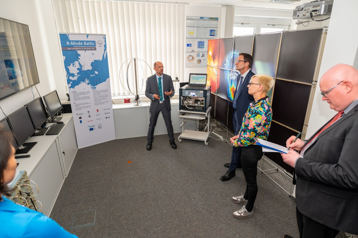 Staatssekretär Stefan Schnorr zu Besuch beim DLR in Neustrelitz