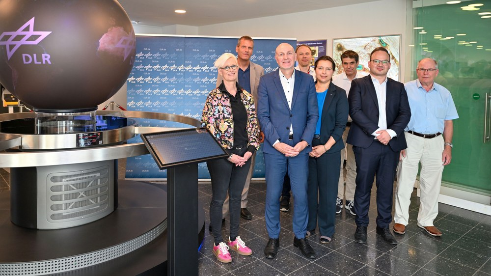 Staatssekretär Rolf Bösinger besucht das DLR in Berlin