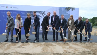 Der Spatenstich – symbolischer Start für das GOVSATCOM-Hub am DLR ...
