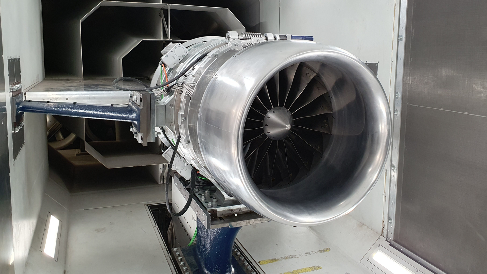 How do modern aircraft engines react to crosswinds?