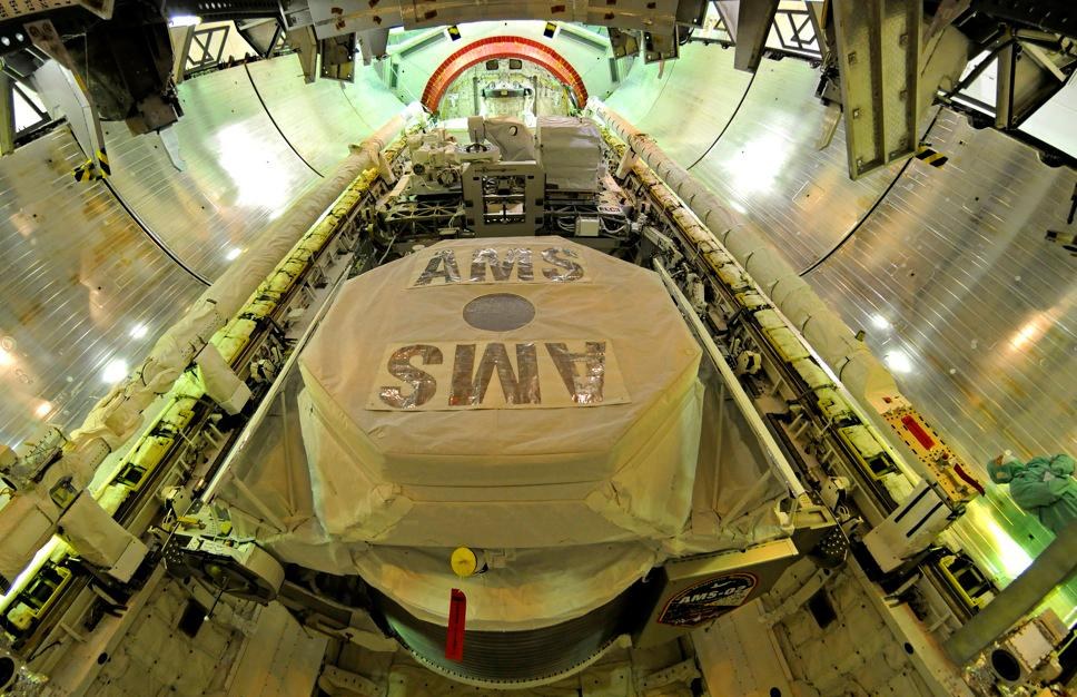 AMS-Instrument in der Ladebucht des Space Shuttles Endeavour
