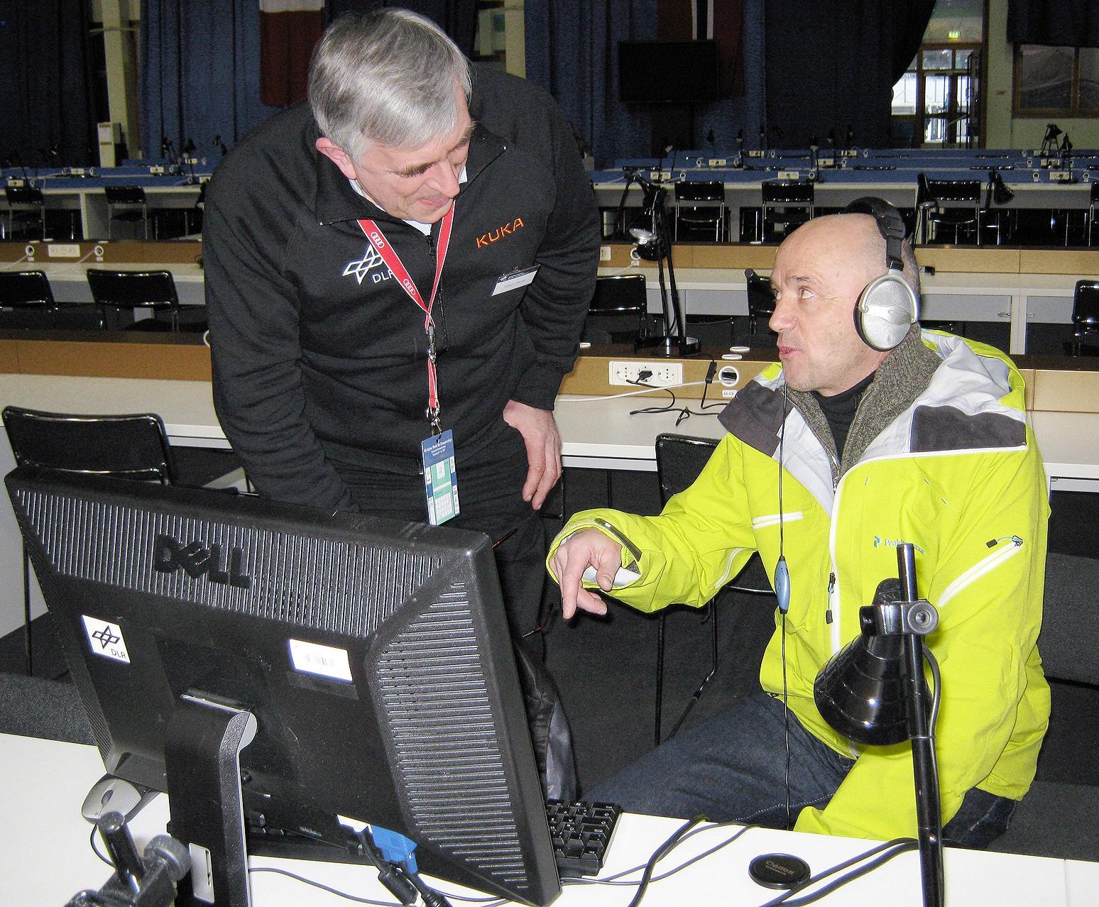 Christian Neureuther (re.) lässt sich von DLR-Projektleiter Johann ...