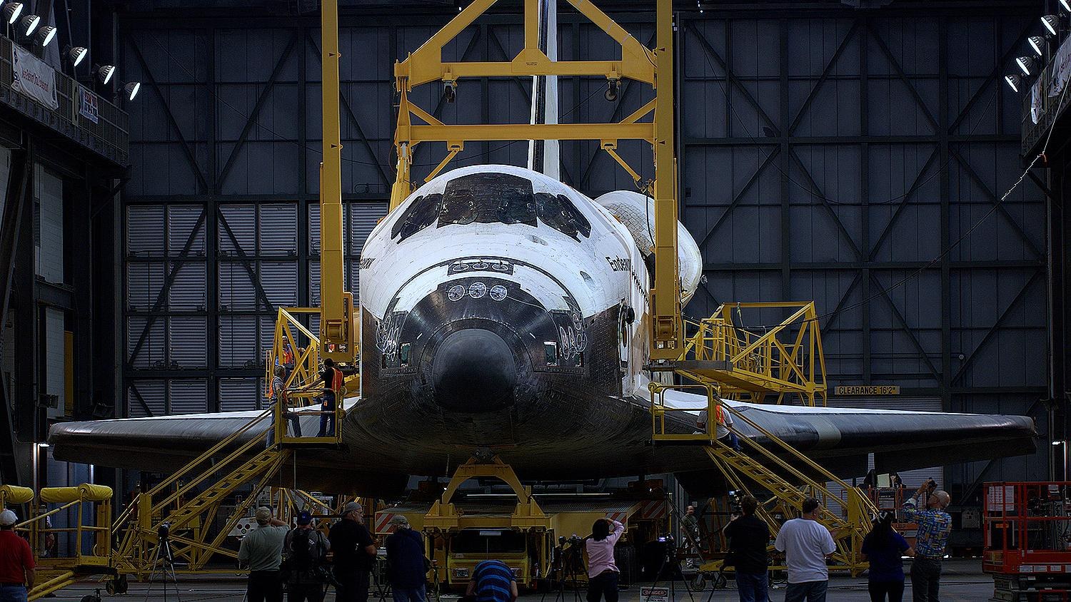 Das Space Shuttle Endeavour beim so genannten Roll-out im Februar 2011