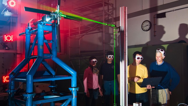 DLR- und NASA-Forscher am Rotorprüfstand