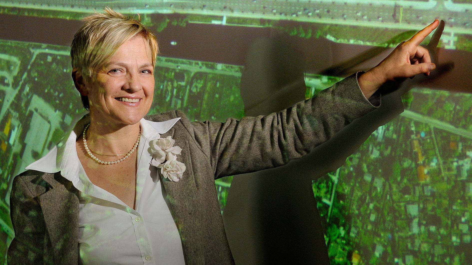 Institutsdirektorin Barbara Lenz untersucht den Verkehr von Morgen