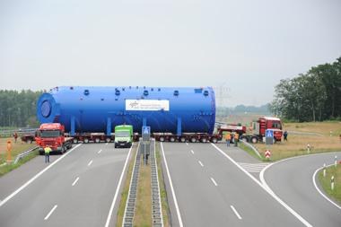 Der DLR-Forschungsautoklav auf dem Weg nach Stade
