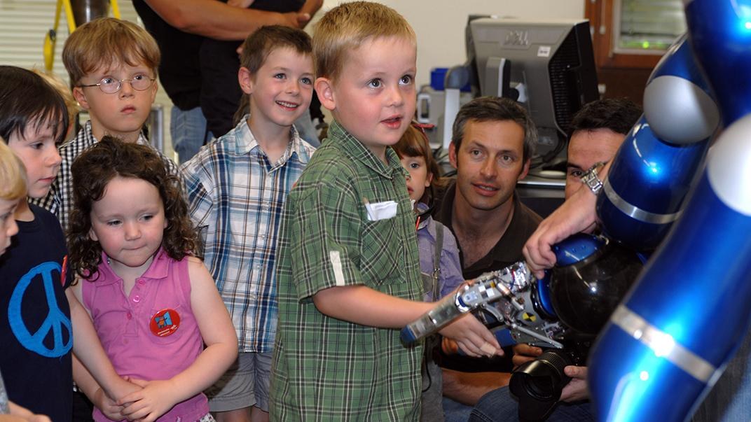 Handshake mit DLR-Roboter Justin