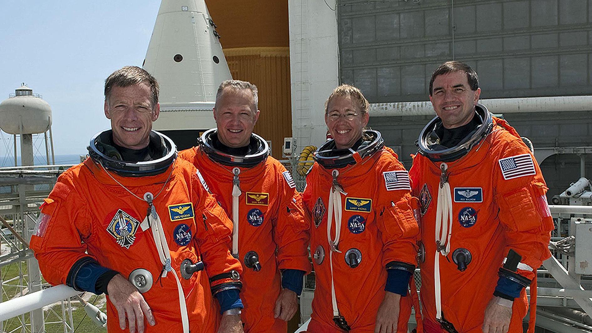 STS_135_Crew_16_9.jpg