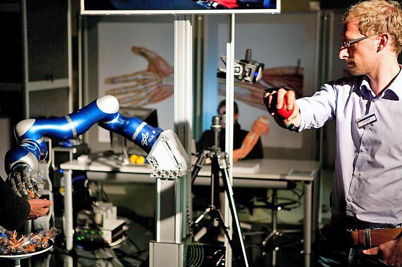 Bionik-Neuheit: Roboter mit Gedanken steuern