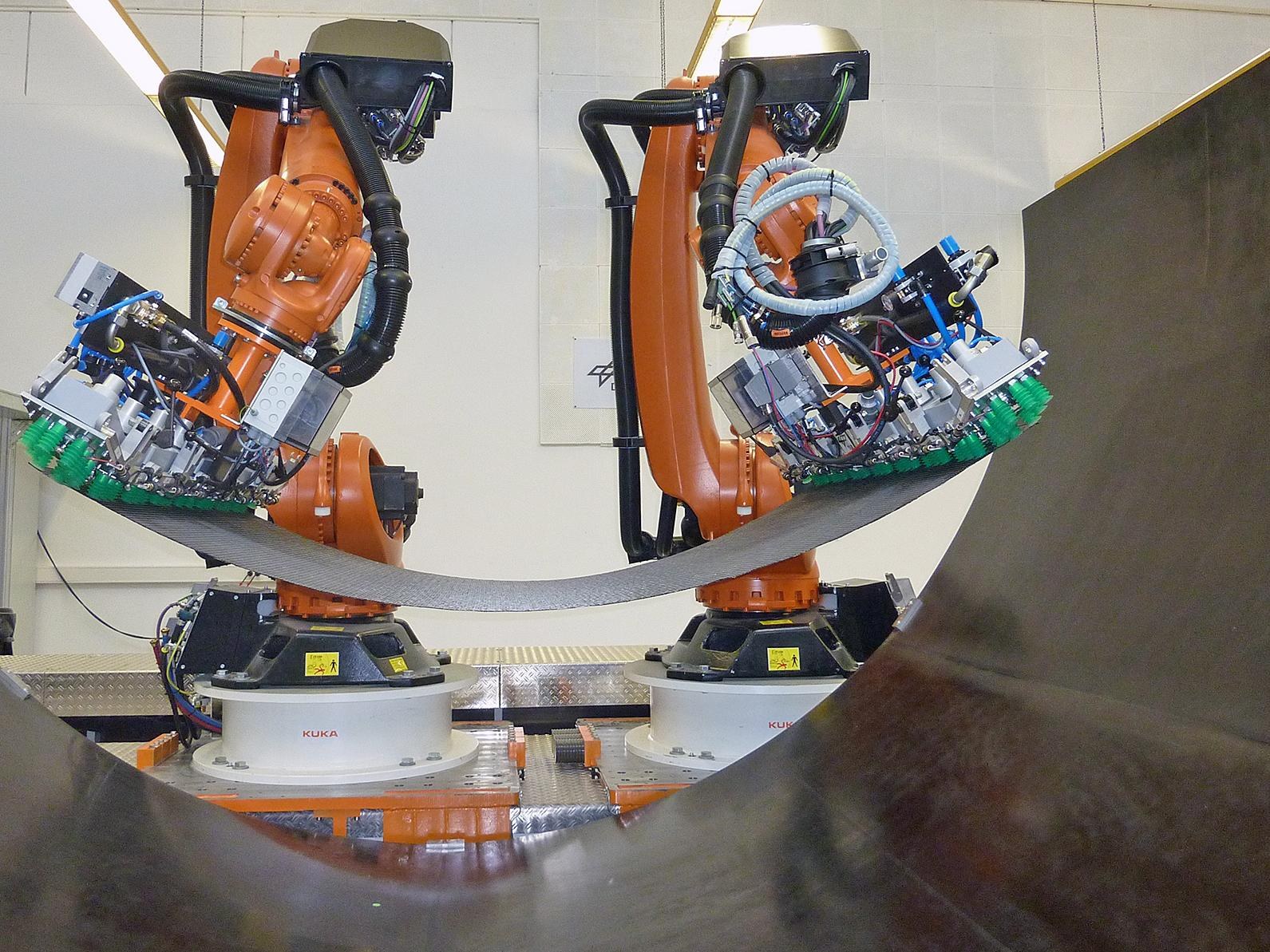 Kooperierende Roboter in der Technologieerprobungszelle (TEZ)