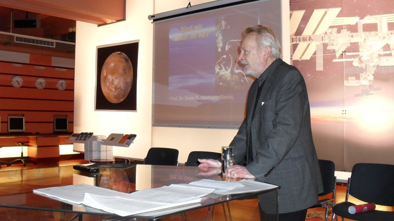 Professor Dieter B. Herrmann bei seinem Vortrag im spaceclub_berlin