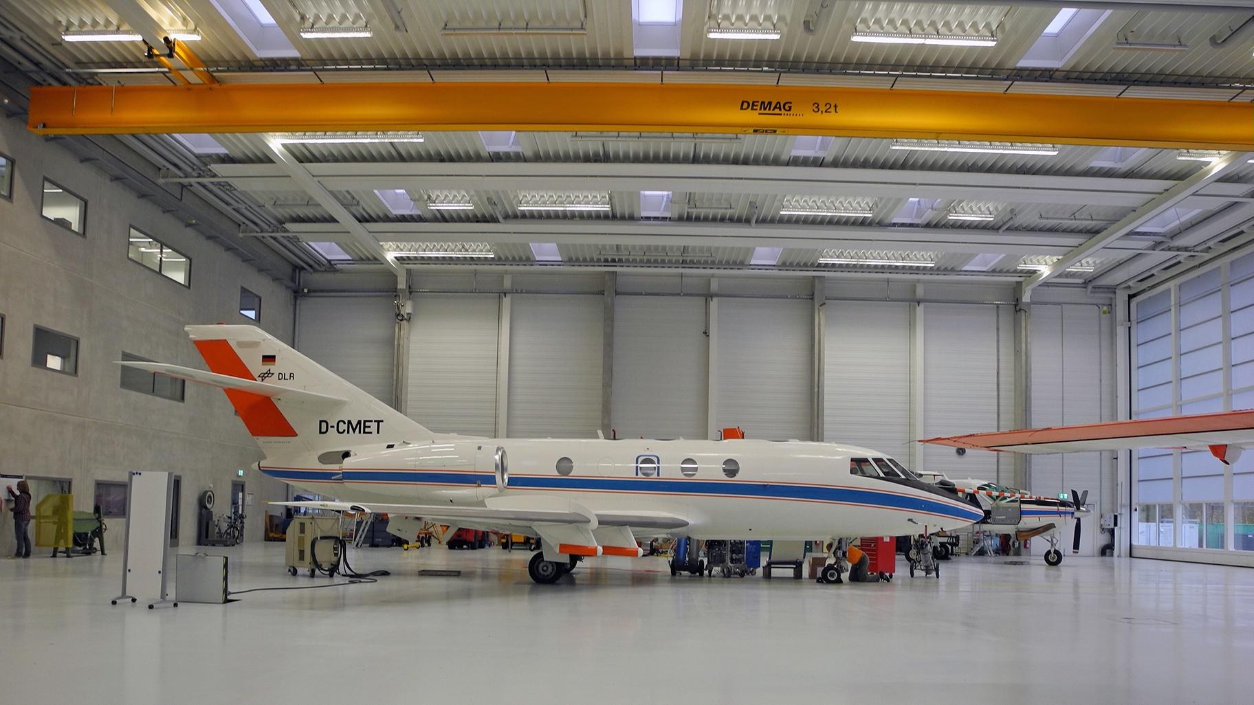 Die Falcon im Hangar in Oberpfaffenhofen