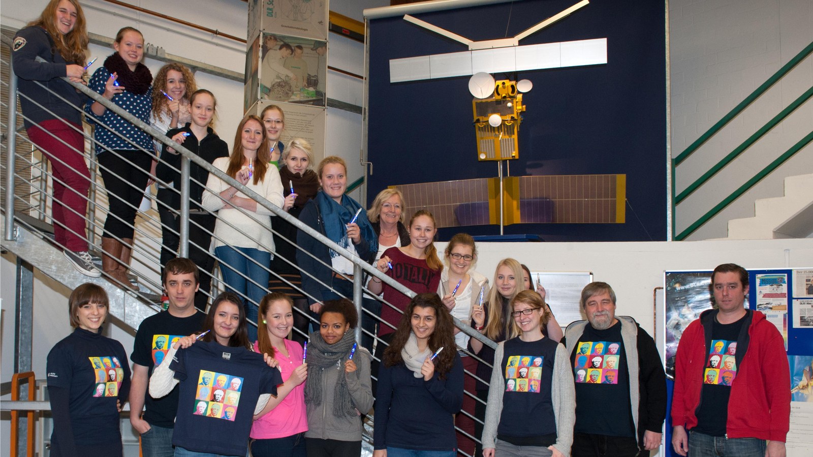 Das Team des DLR_School_Lab Köln mit den Schülerinnen des ...