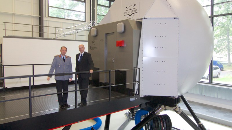 Besichtigung des DLR-Simulatorzentrums AVES