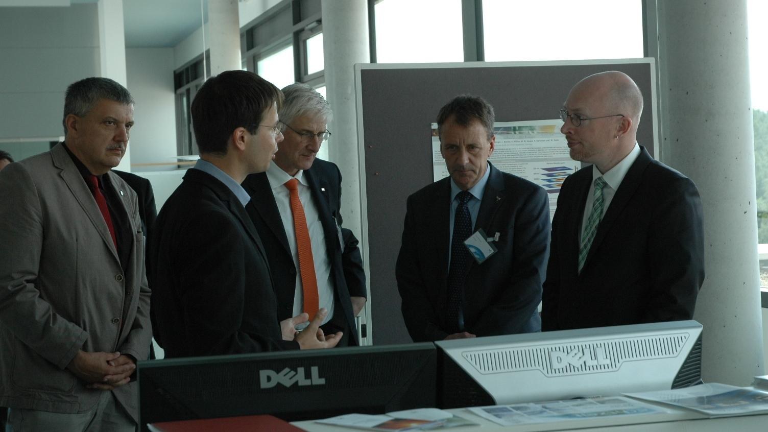 Dr. Berdermann erklärt Minister Christian Pegel seine Arbeit