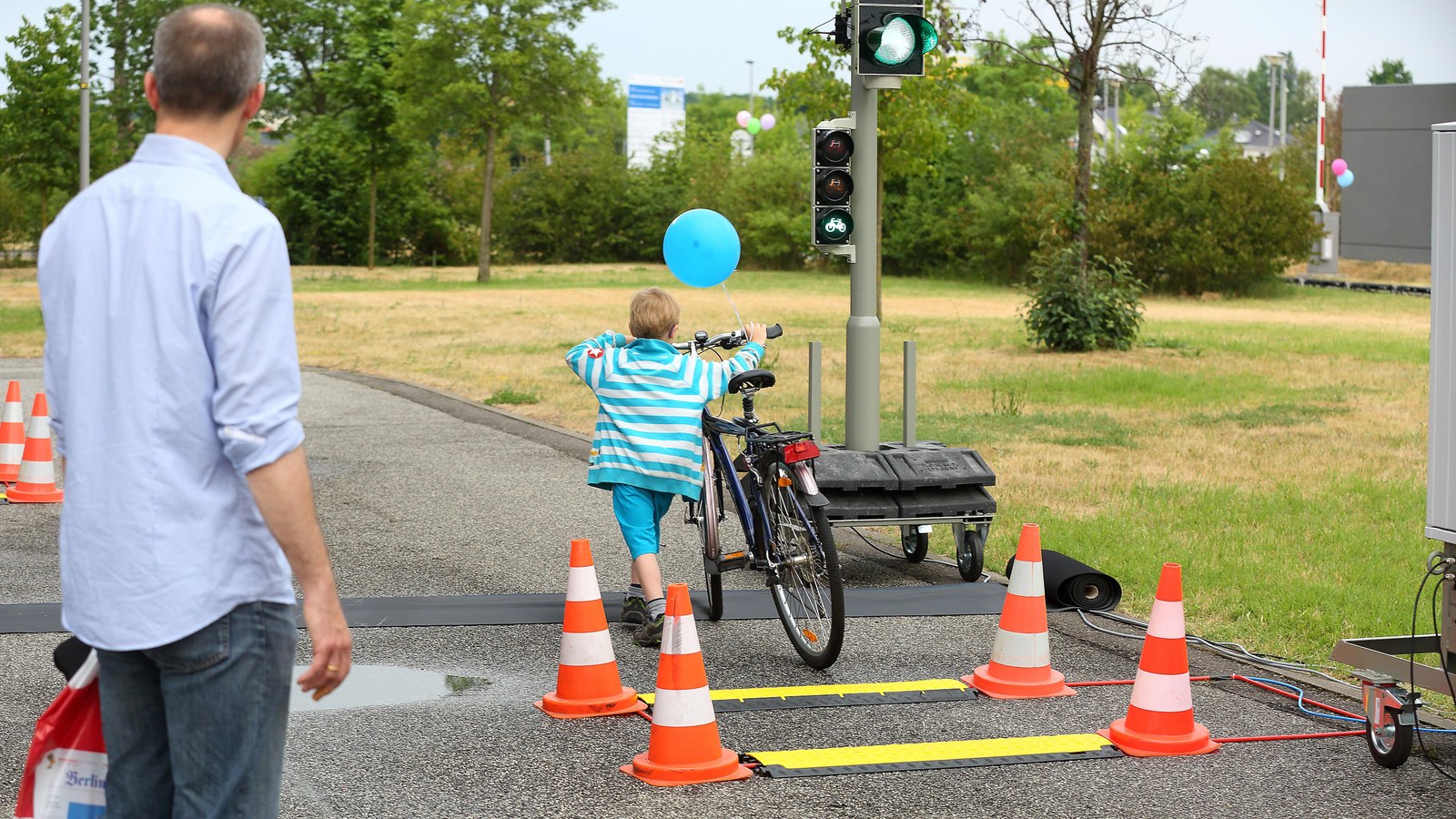 Ein junger Besucher lernt, wie Ampeln funktionieren
