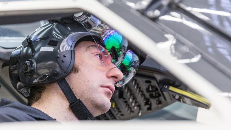 Pilot mit Helmet-Mounted-Display-System