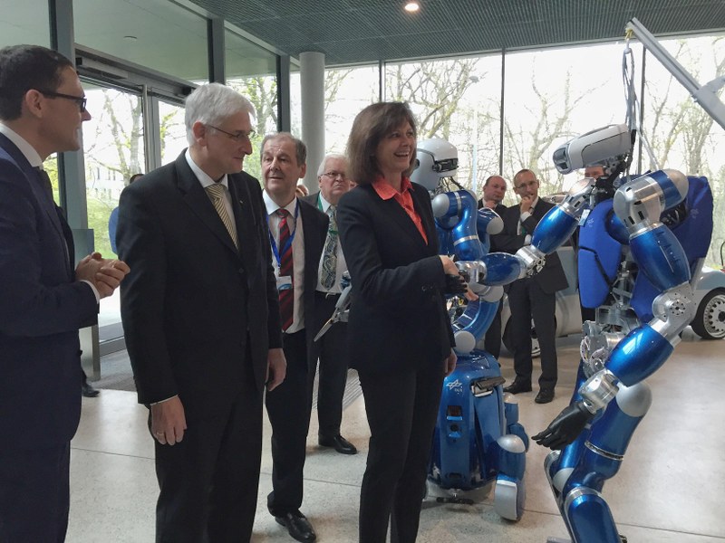 Handschlag 2.0: Staatsministerin Aigner mit dem humanoiden DLR-Roboter TORO