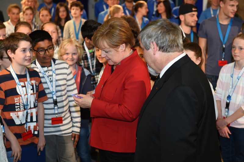 Kinder im DLR_School_Lab überreichen Bundeskanzlerin Angela Merkel ...