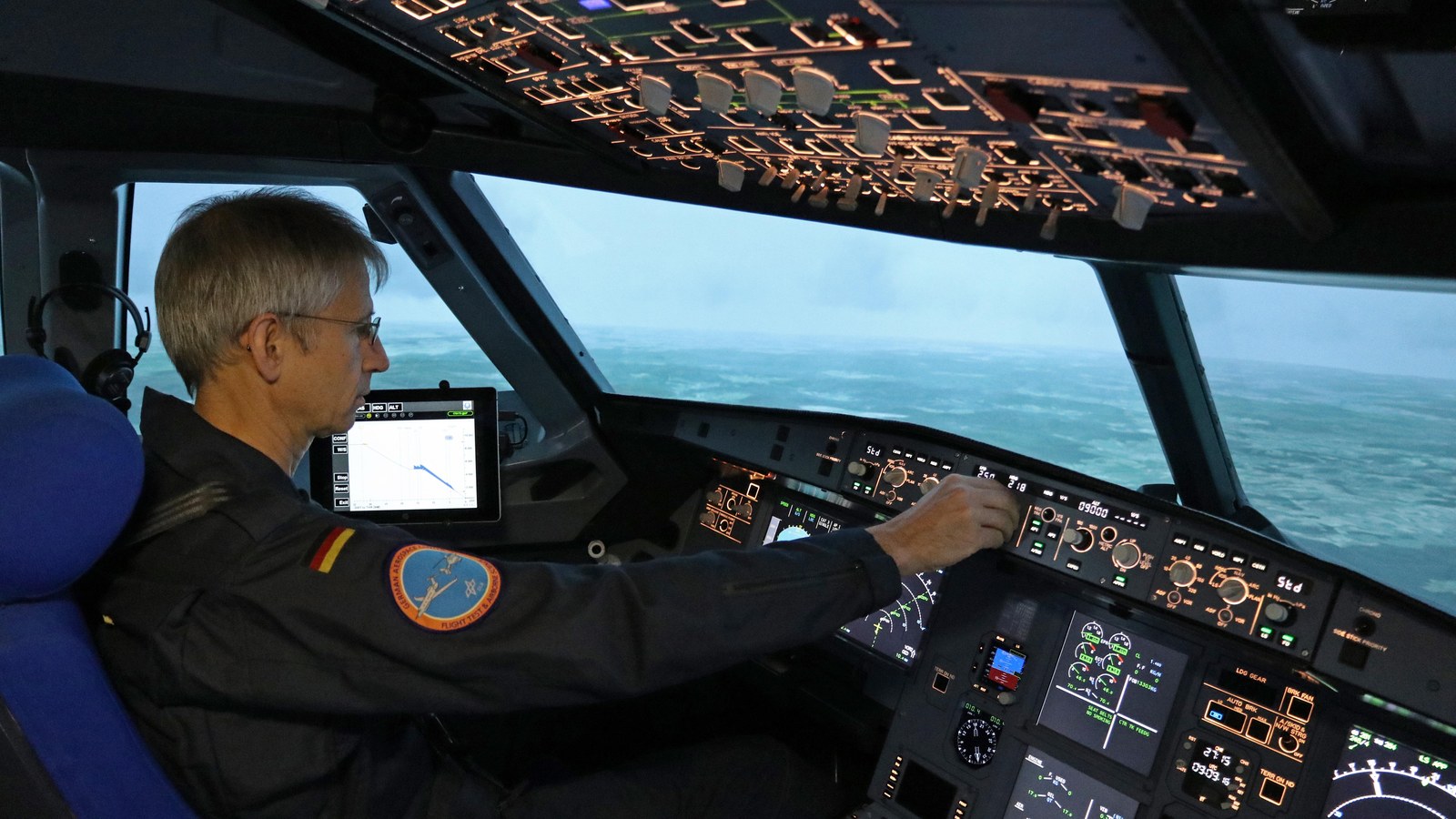 Testpilot im A320-Cockpit des Simulatorzentrums AVES