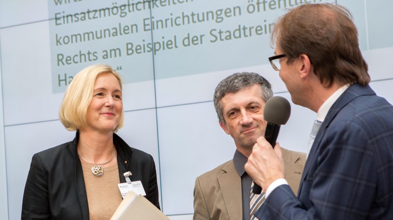 Übergabe der Förderbescheide an die Projektleiterin