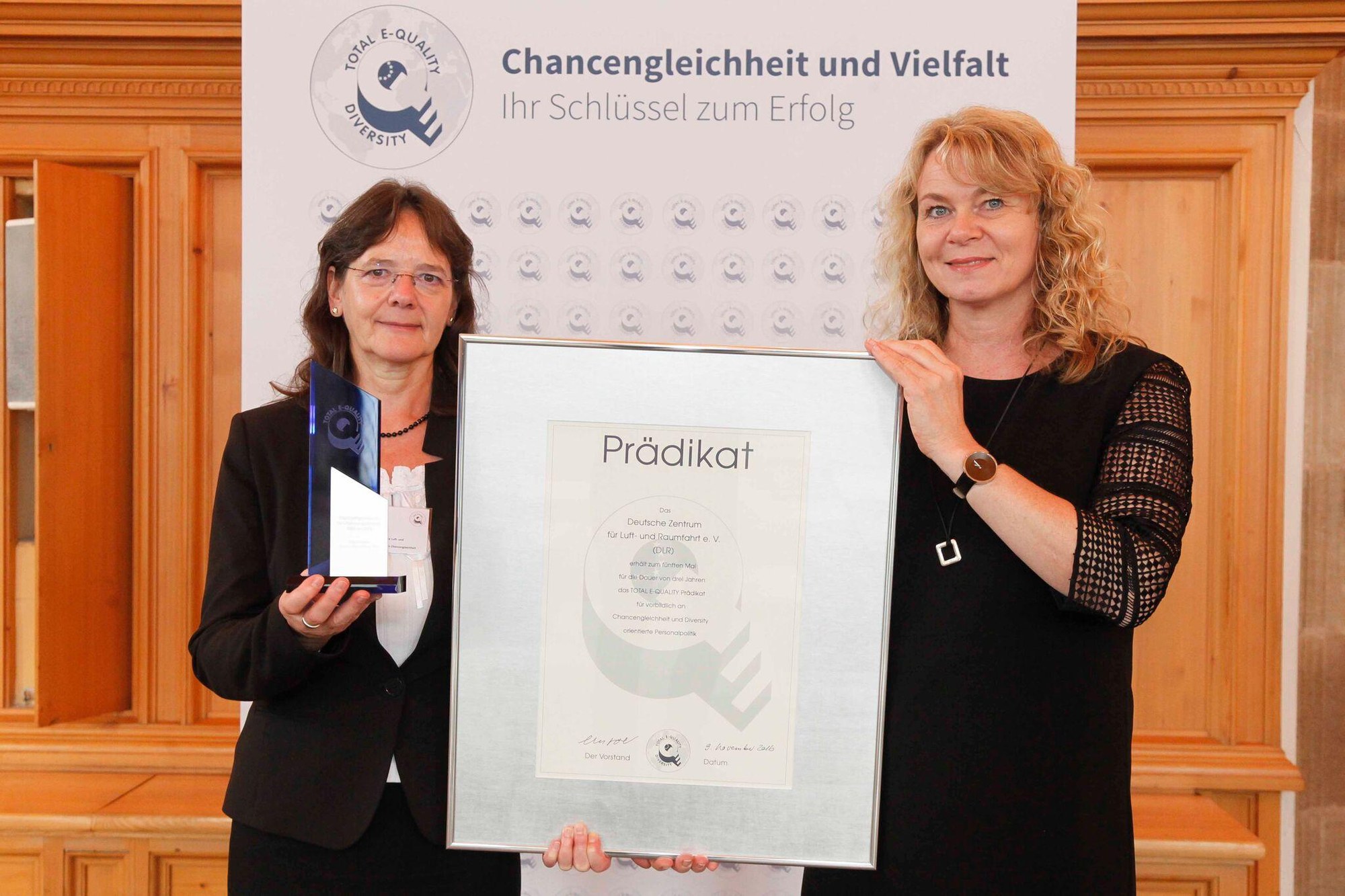 Karin Eichentopf und Patricia Femppel mit dem Karin Eichentopf und Patricia Femppel mit dem