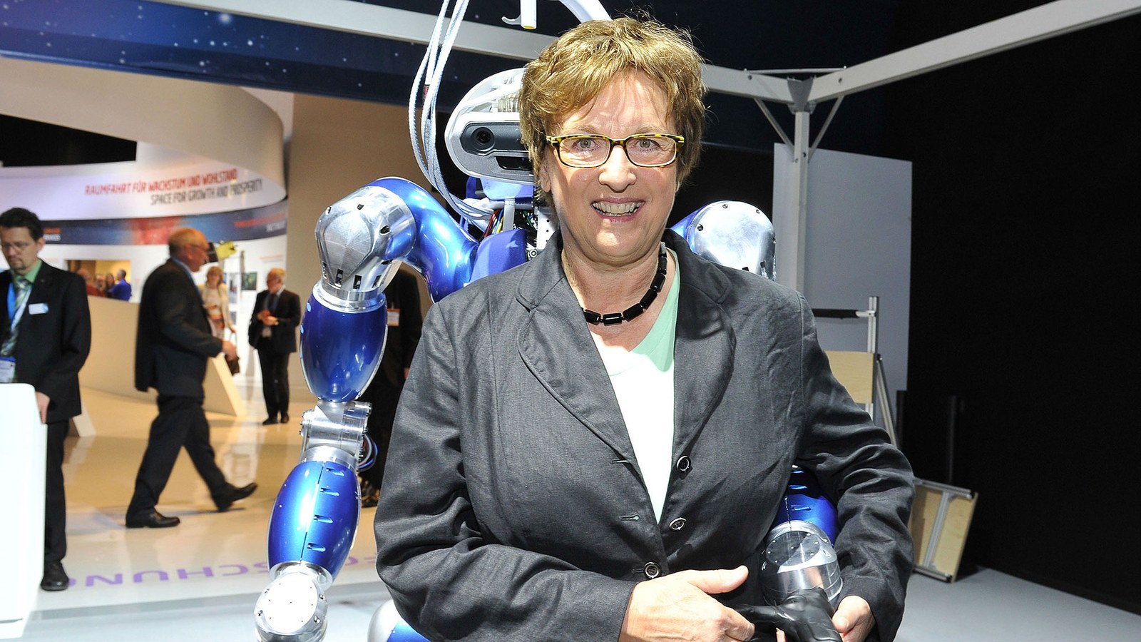 Brigitte Zypries MdB mit dem DLR Roboter Toro.