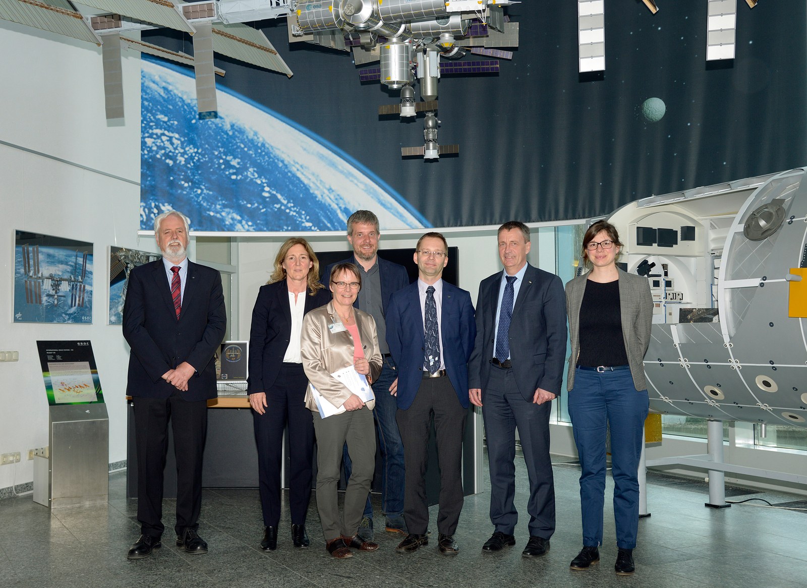 Grünen-Politiker beim DLR in Oberpfaffenhofen