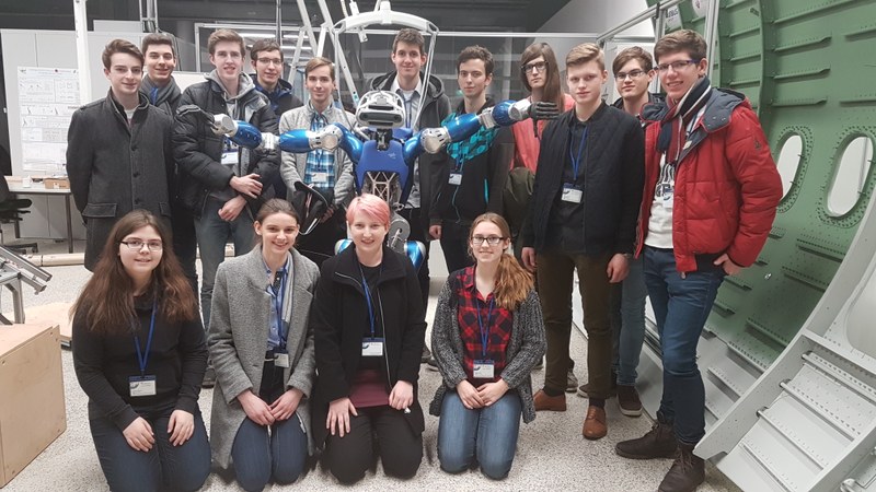 Die Jugend-forscht-Bundessieger mit dem DLR-Roboter TORO