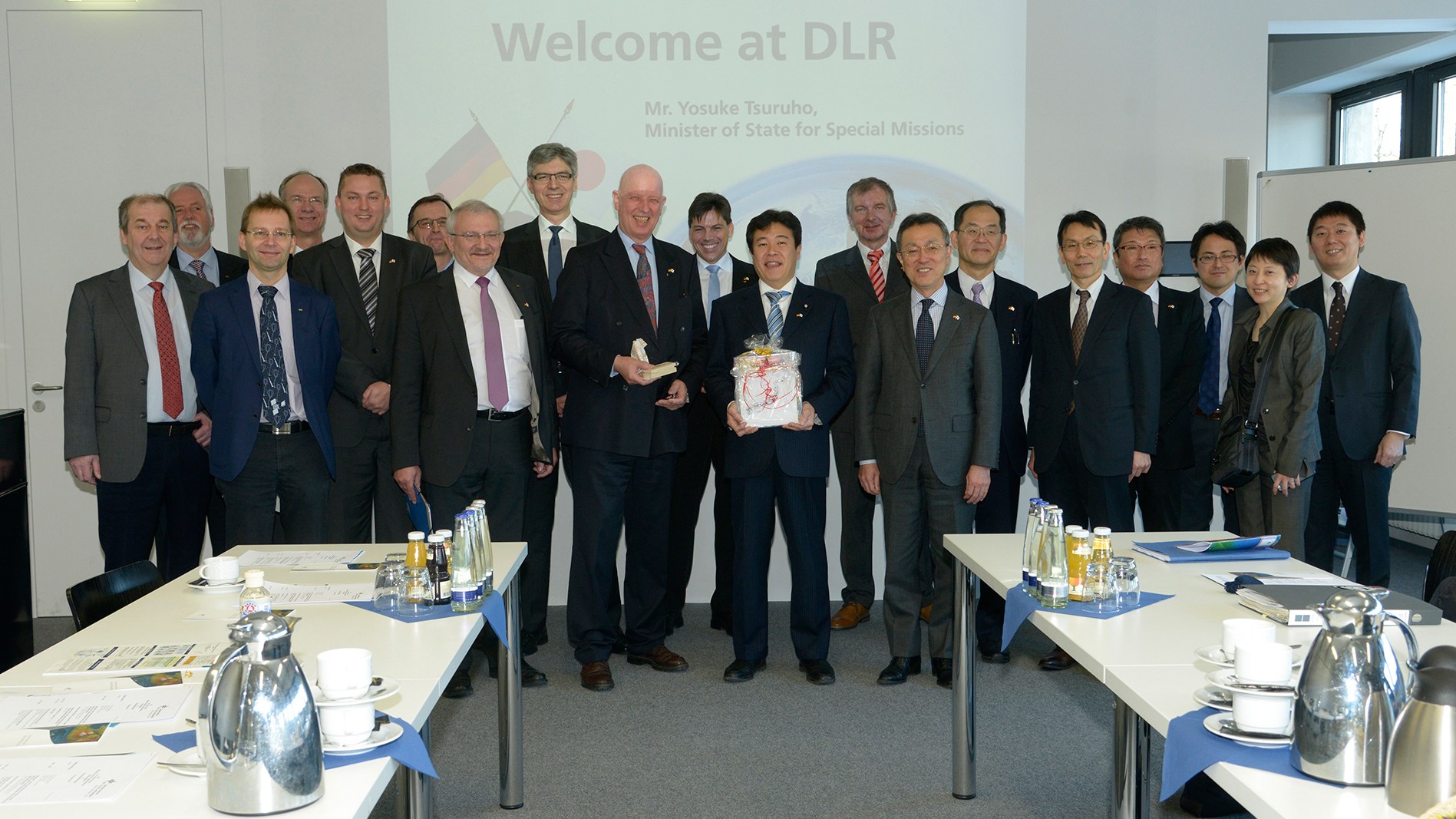 Gruppenbild Minister und DLR-Vertreter