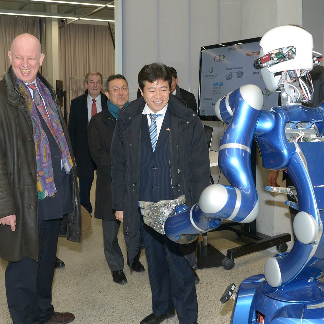 Minister Tsuruho mit Roboter Justin