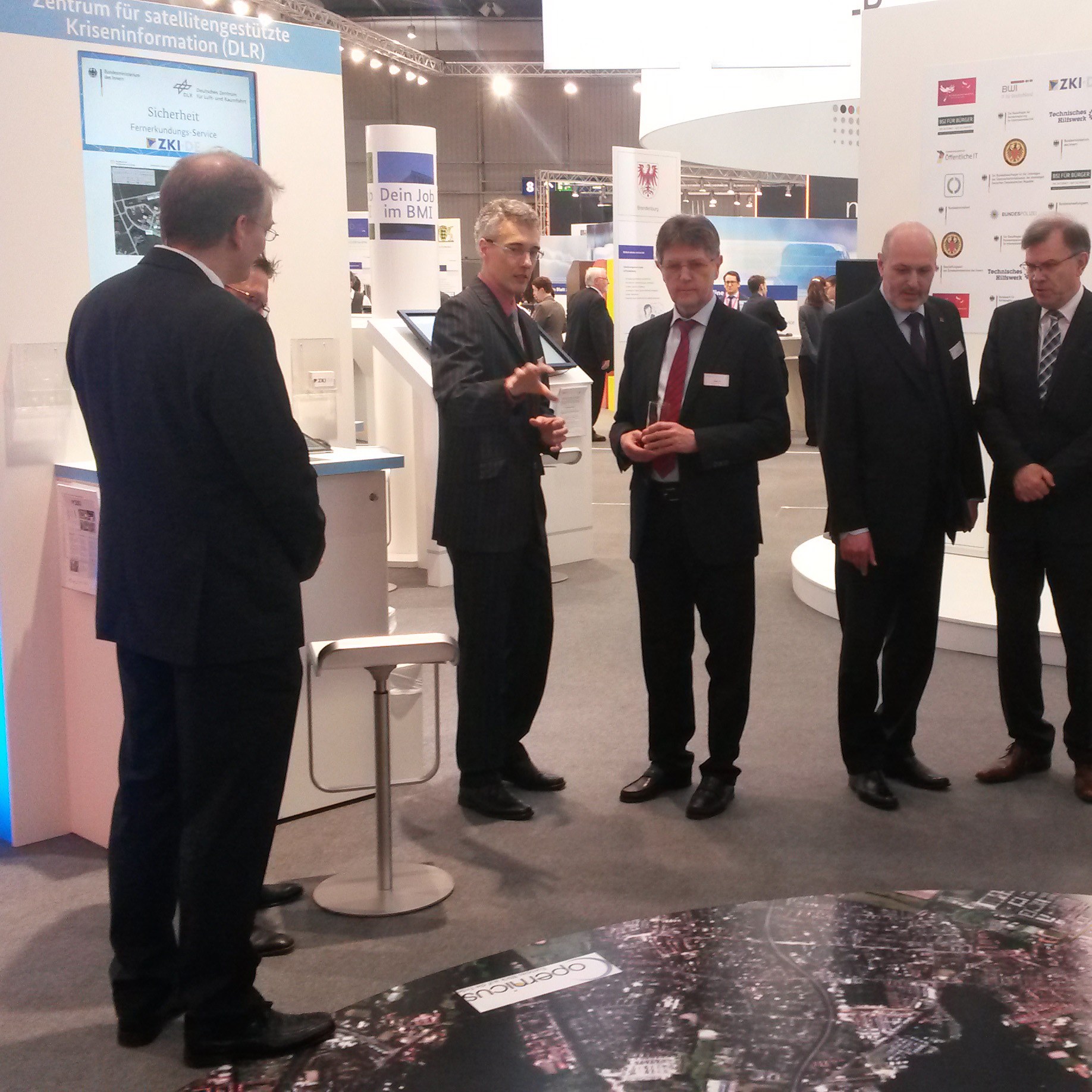 Staatssekretär Klaus Vitt informiert sich über das ZKI