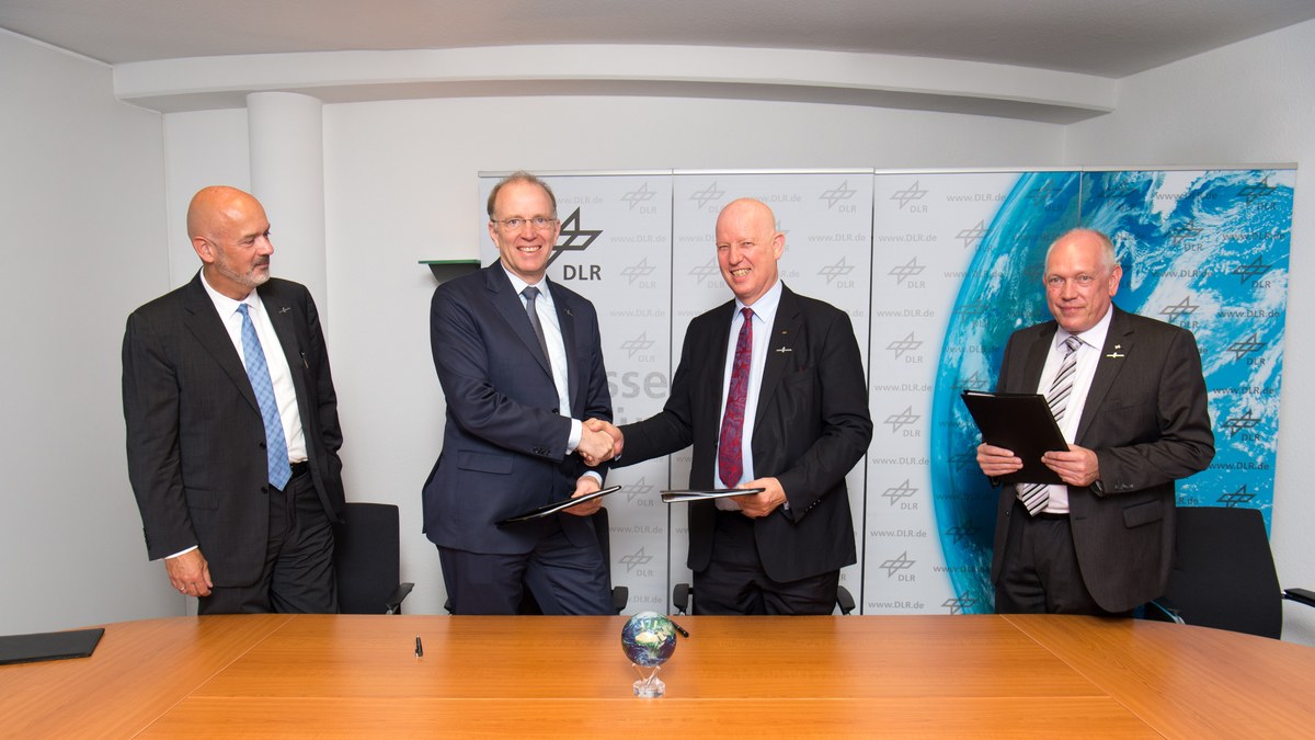 Vertragsunterzeichnung zur Heinrich Hertz-Mission