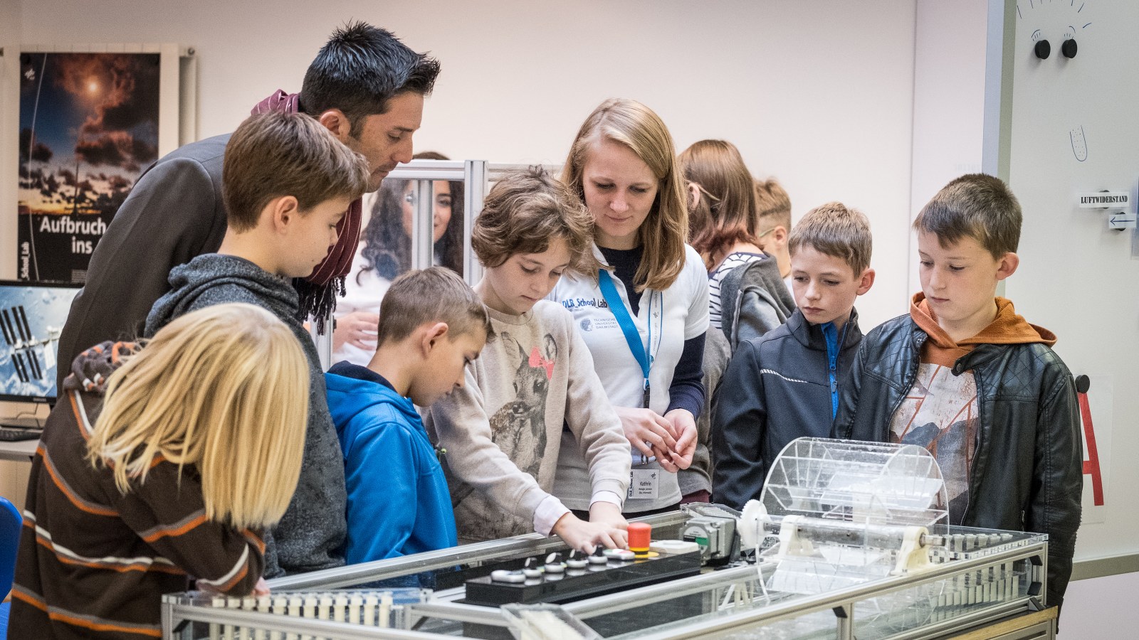 Erste Schüler erkunden das neue DLR_School_Lab TU Darmstadt