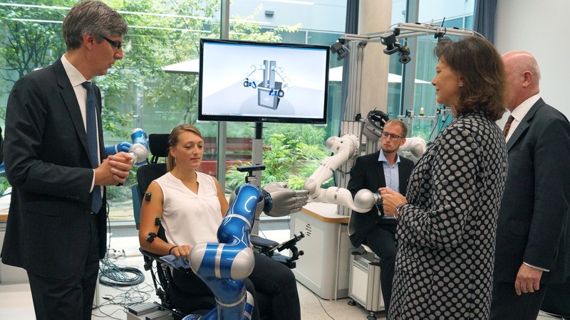 Im Telepräsenz-Labor des DLR-Robotik und Mechatronik Zentrums