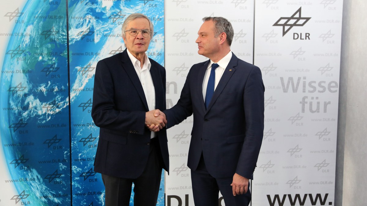 Begrüßung von Prof. Theodor Hänsch durch Dr. Walther Pelzer