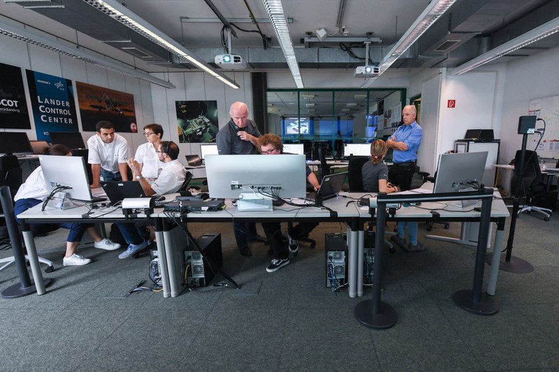 DLR - Blick ins MASCOT-Kontrollzentrum