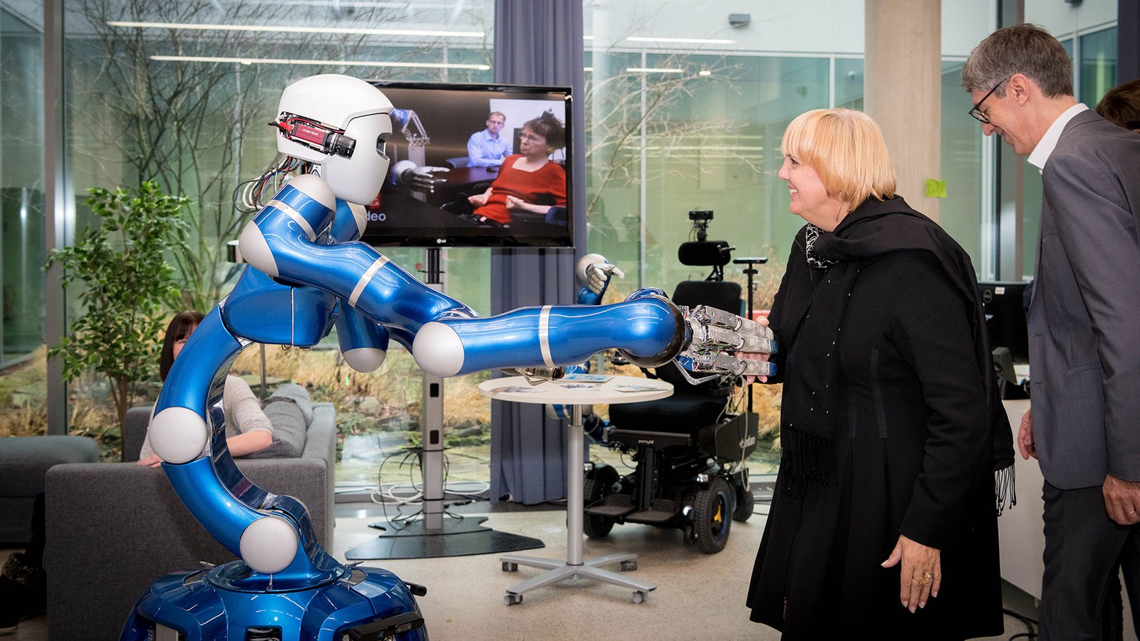 DLR – Claudia Roth trifft Roboter Rollin' Justin