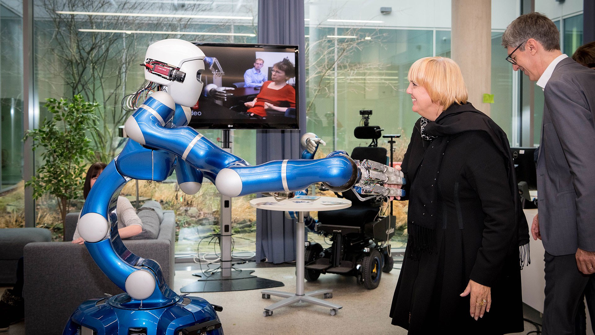 DLR – Claudia Roth trifft Roboter Rollin' Justin