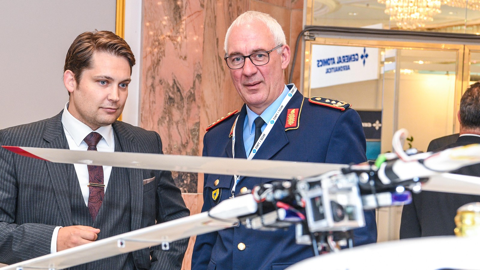 DLR - Dirk Zimper und Generealleutnant Dr. Ansgar Rieks