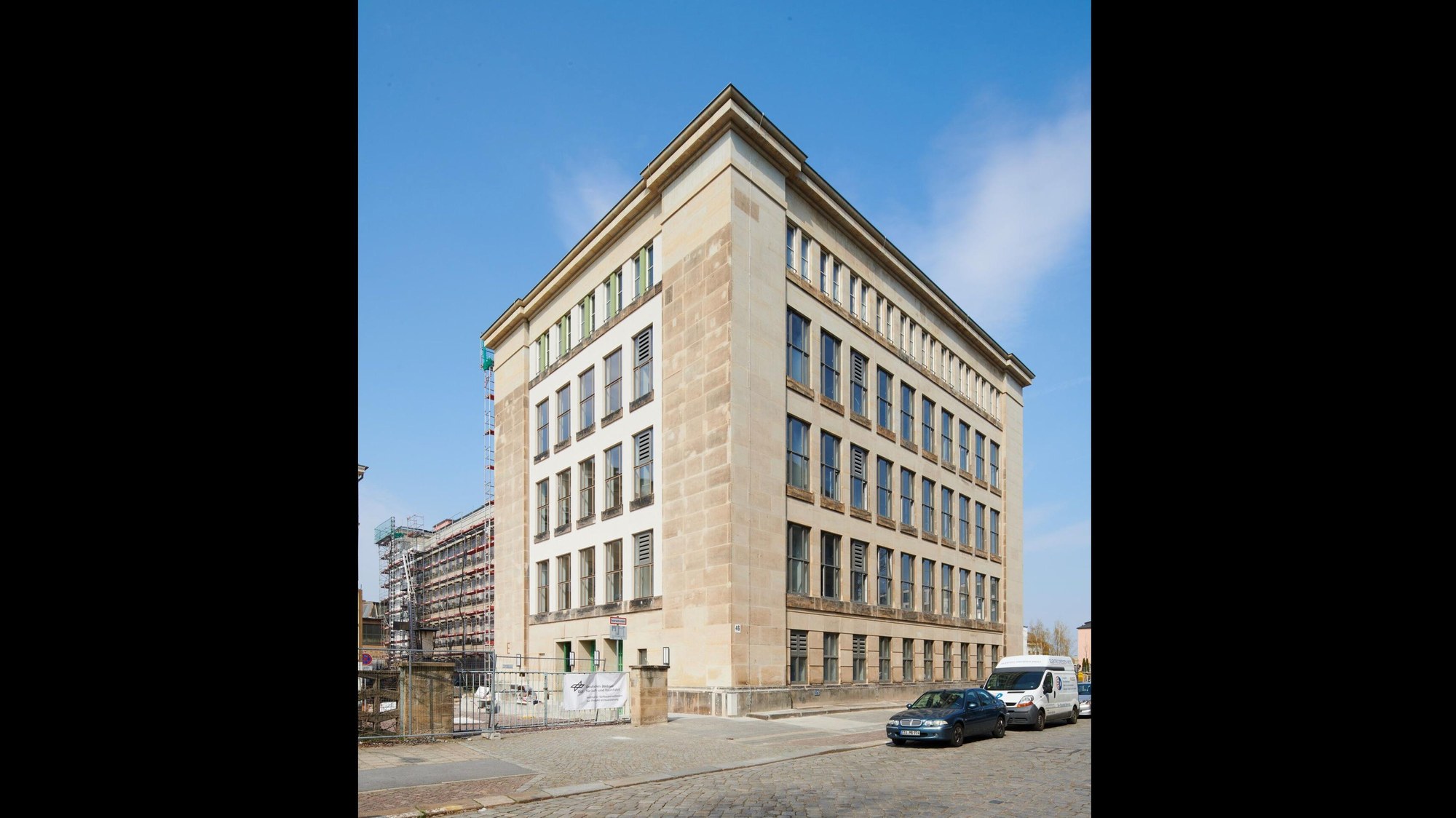 DLR - Zwickauer Straße Eingangsansicht