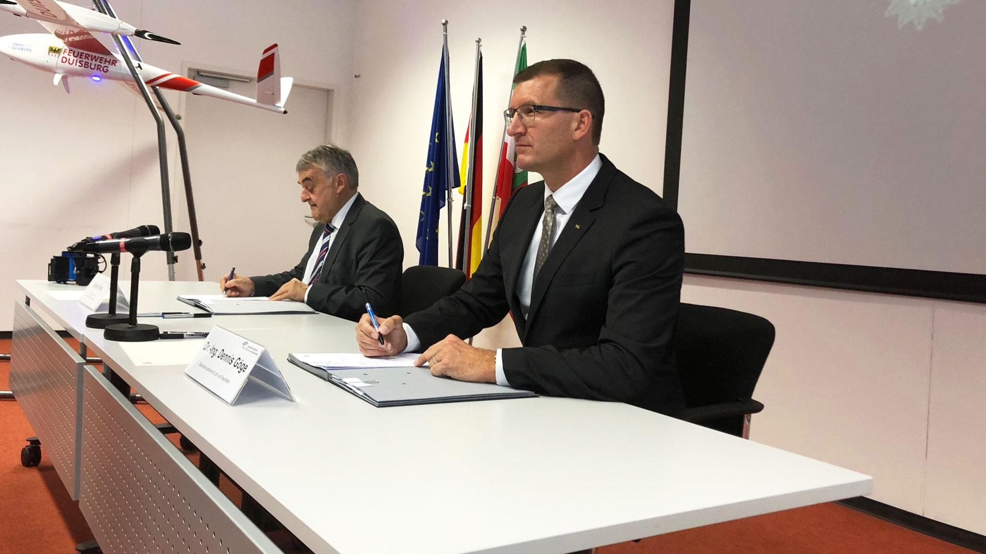 DLR – Kooperationsvertrag Herbert Reul und Dr. Dennis Göge