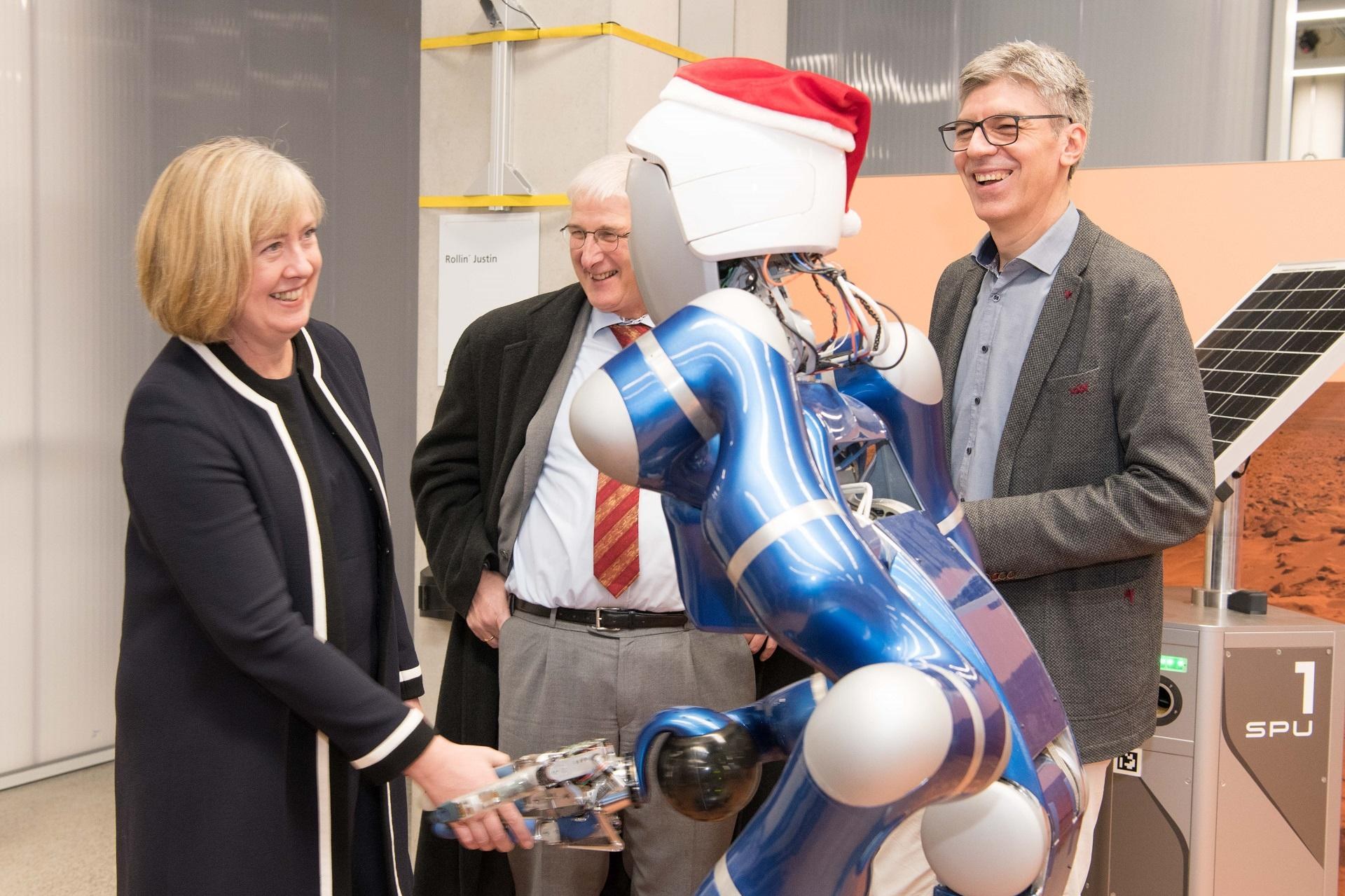 DLR – Australische Botschafterin schüttelt Justins Hand