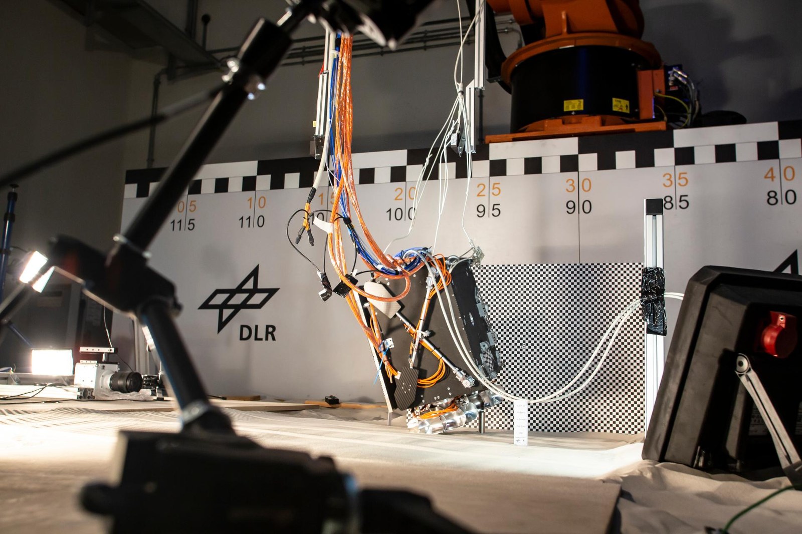 DLR – MMX-Rover im freien Fall