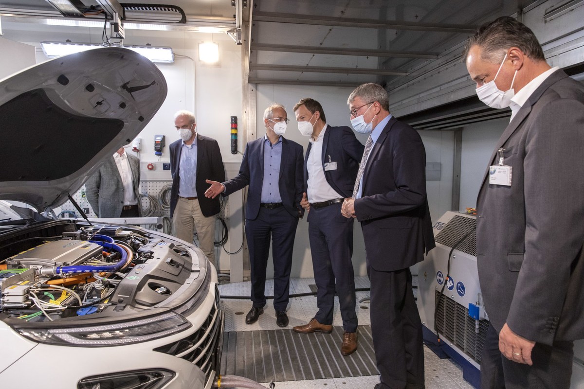 DLR – DEUTZ AG und Torqeedo beim Rundgang am DLR Stuttgart