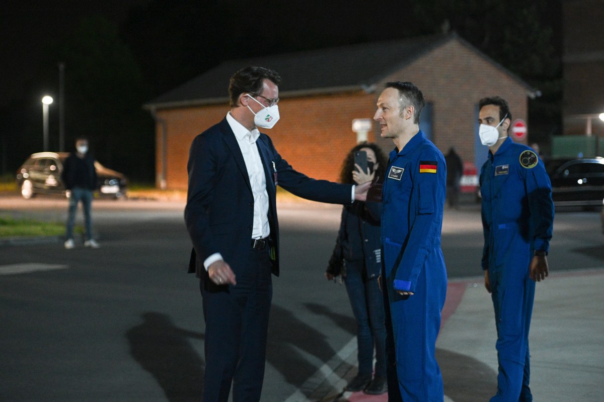 DLR – NRW Ministerpräsident begrüßt Maurer bei Ankunft